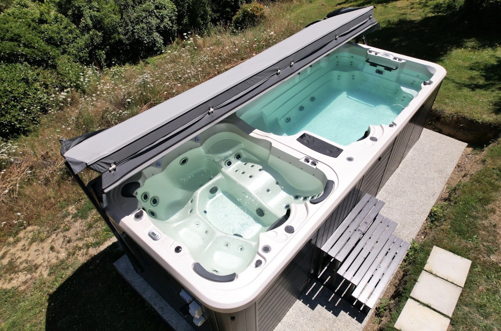 What’s an automatic swim spa cover | Features, pros & cons