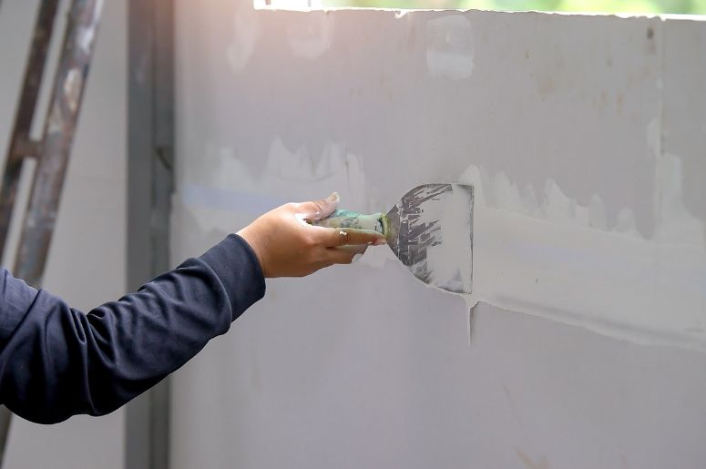 Como passar massa corrida na parede fácil?