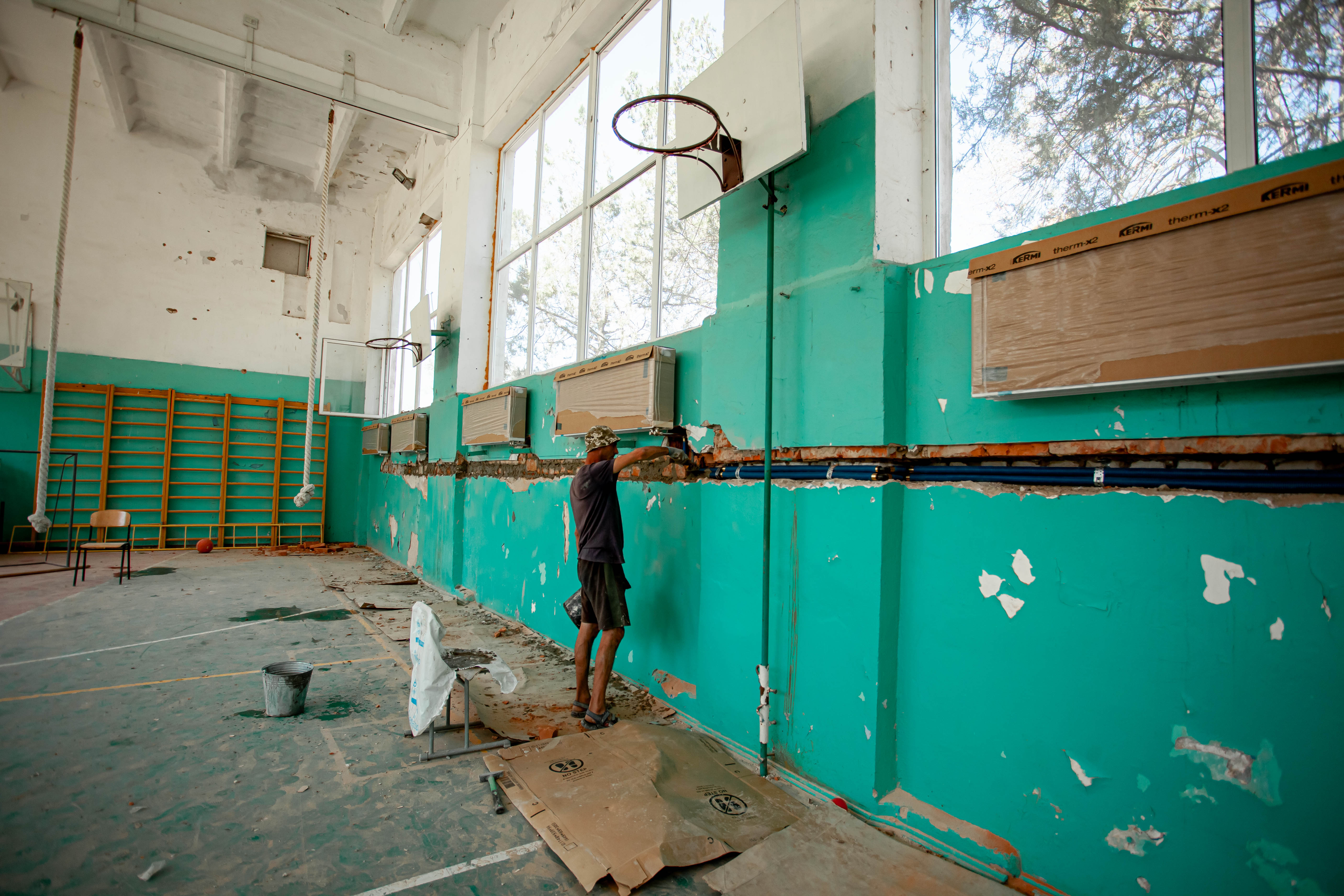 14 mila attacchi contro le scuole verificati in 20 anni, circa 2 al ...