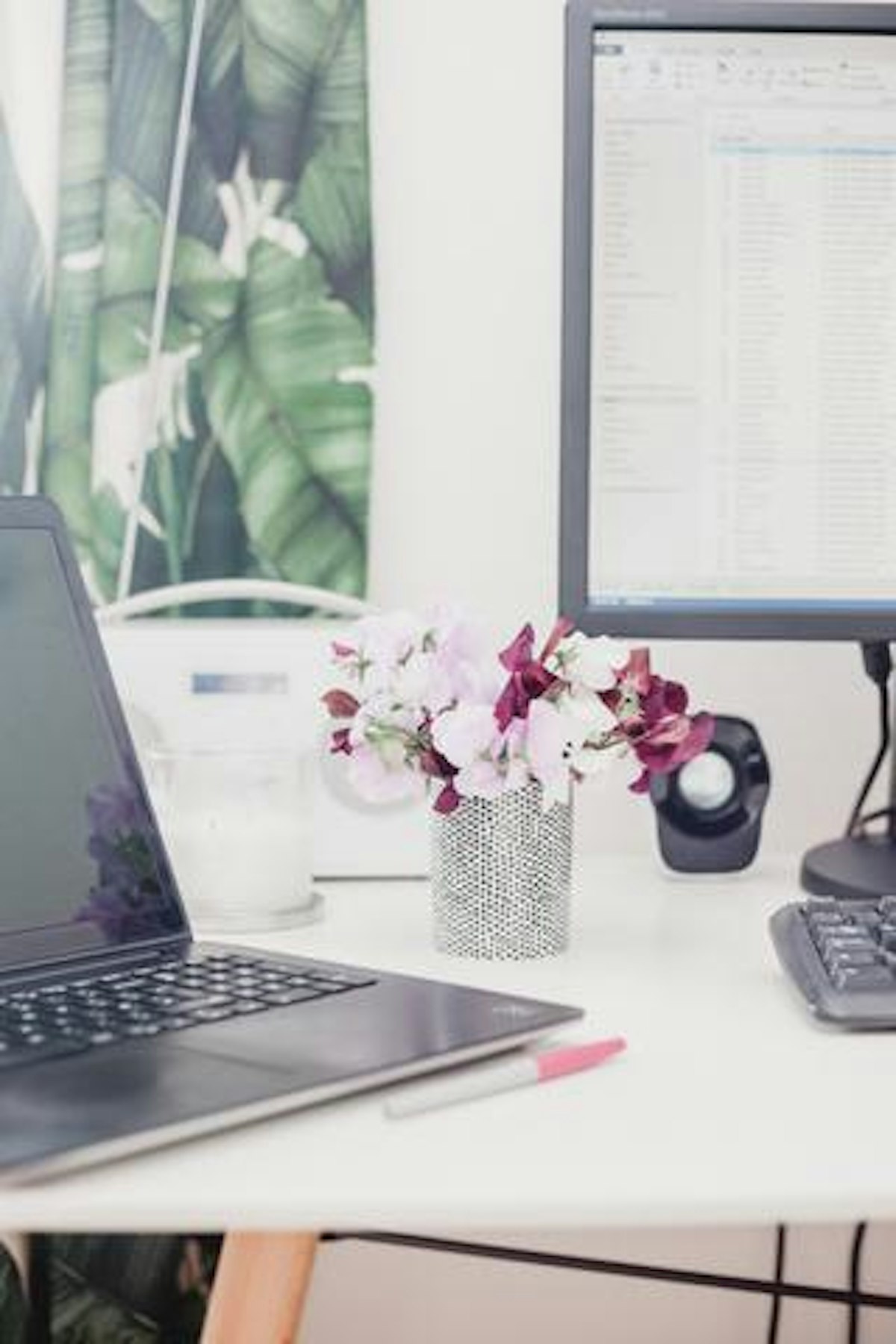 Explore: Top 10 reasons to have flowers in the office