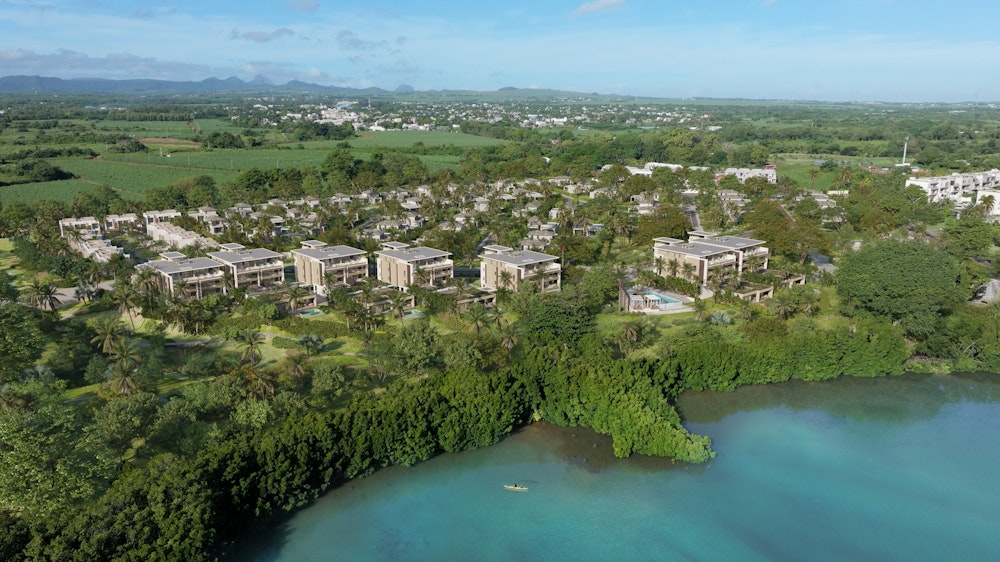 Live the Luxury with Your Feet in the Water: High-End Residence in ...