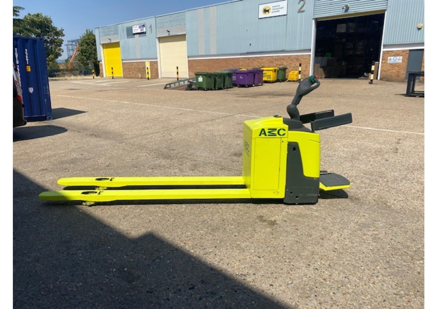 2T 2M Powered Pallet Truck | AMC Hire