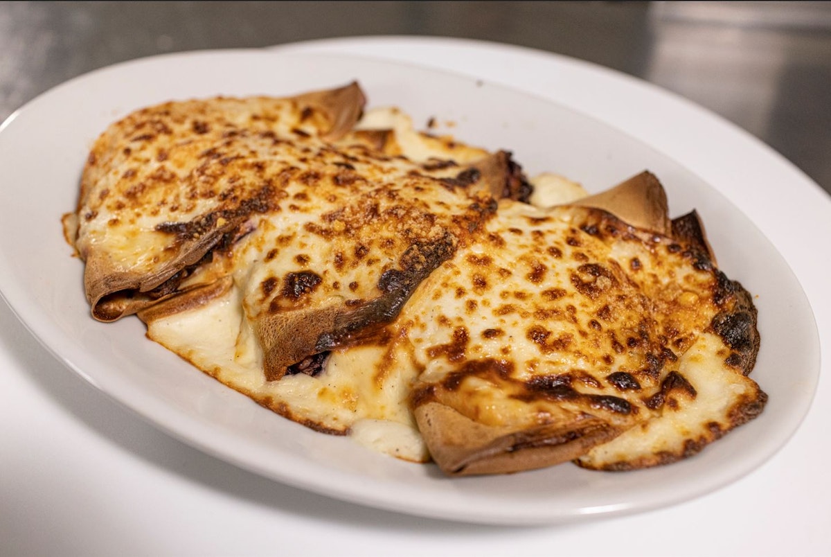 CHEESE SPREAD MOUSSE AND DARK CHOCOLATE WITH CRUNCHY CRUMBLE | Pinna ...