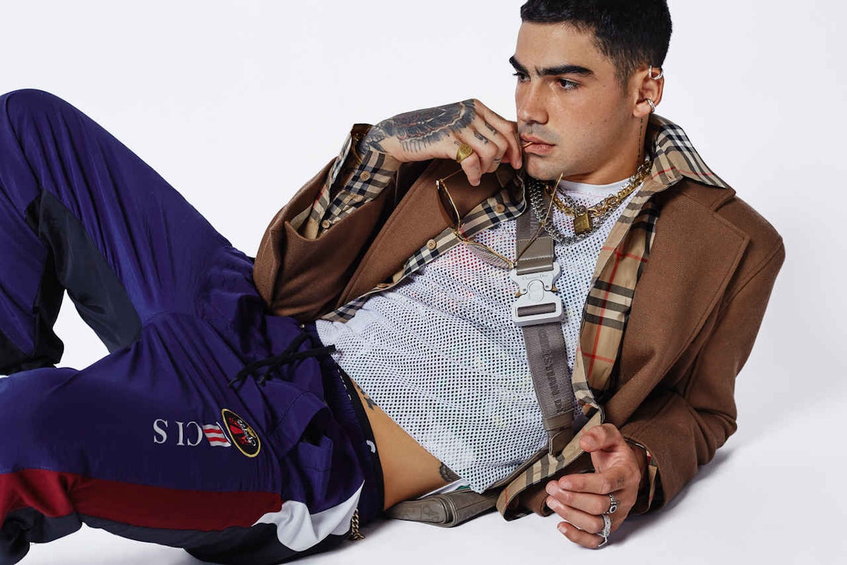 Caio Cabral posa per un editoriale de L'Officiel Hommes