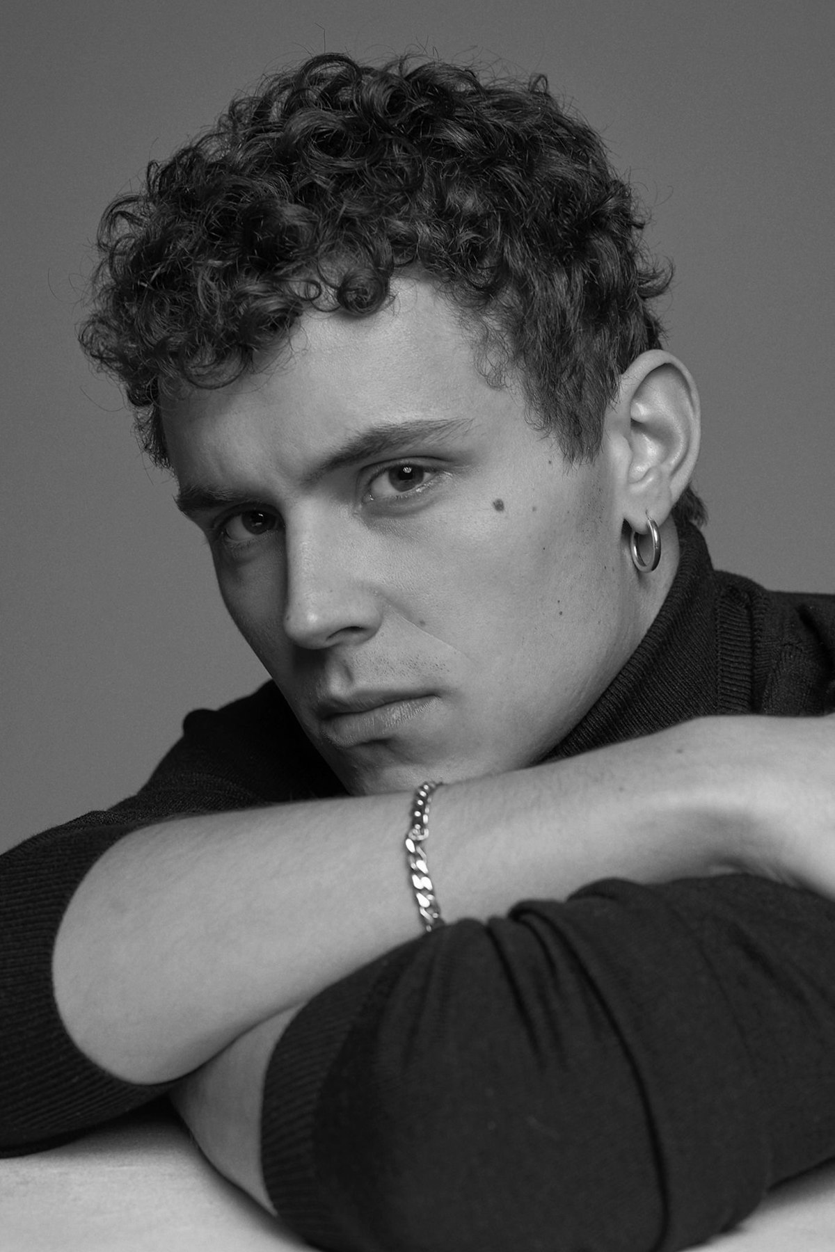 Arón Piper aka Amber di Élite, oggi compie 25 anni