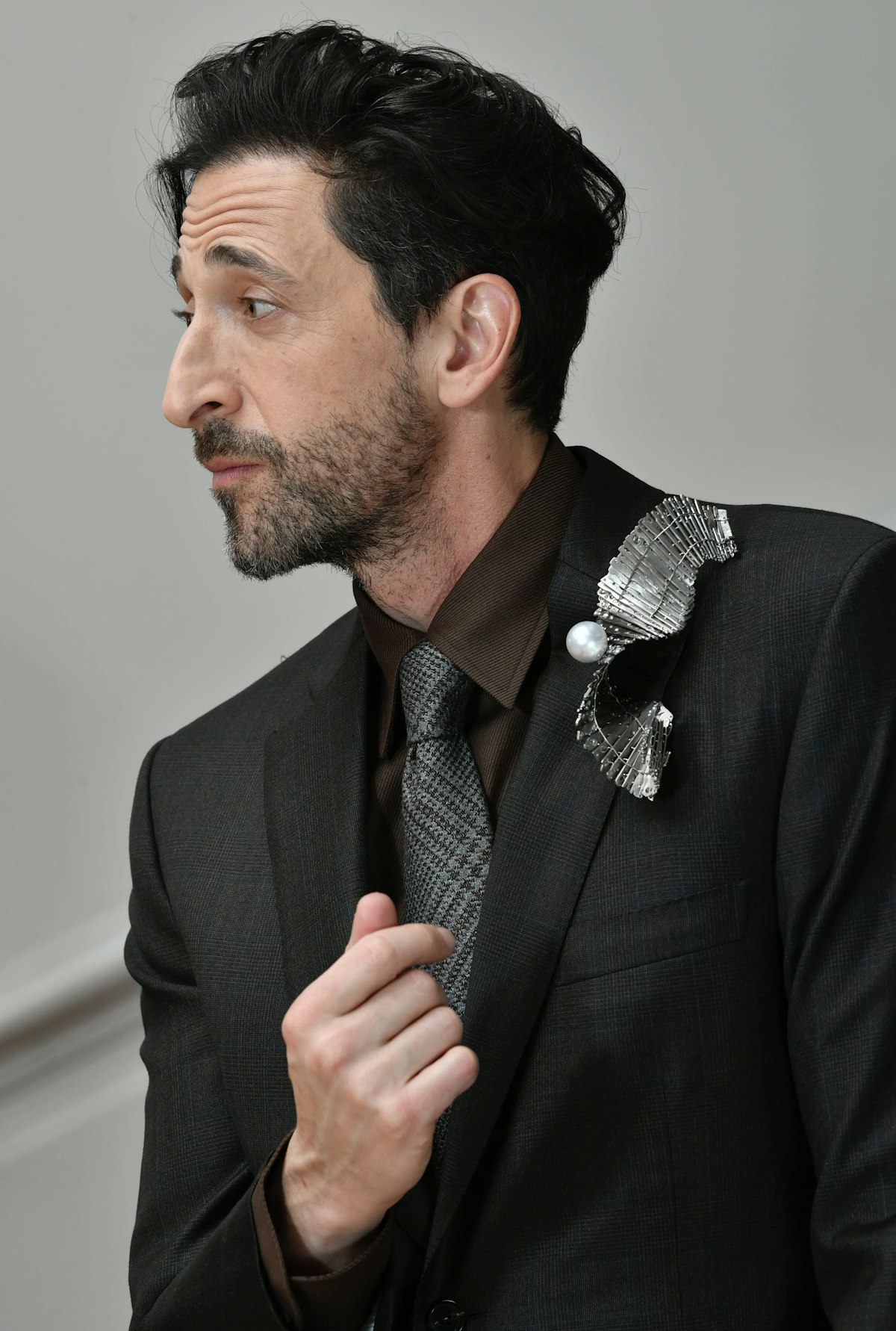 Adrien Brody si è innamorato... della spilla di Elsa Jin