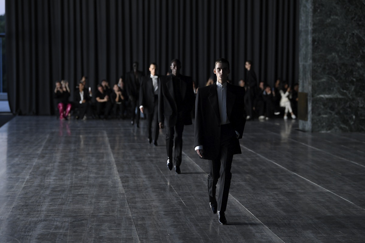 Berlin Masculinity: la sfilata uomo primavera estate 2024 di Saint Laurent Berlin Masculinity: la sfilata uomo primavera estate 2024 di Saint Laurent