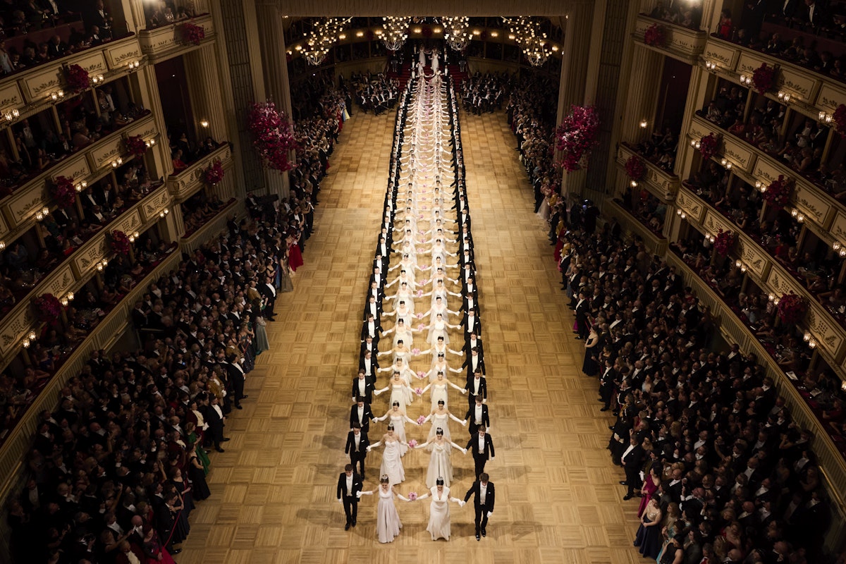 Alla scoperta del Vienna Opera Ball e delle tiare Swarovski