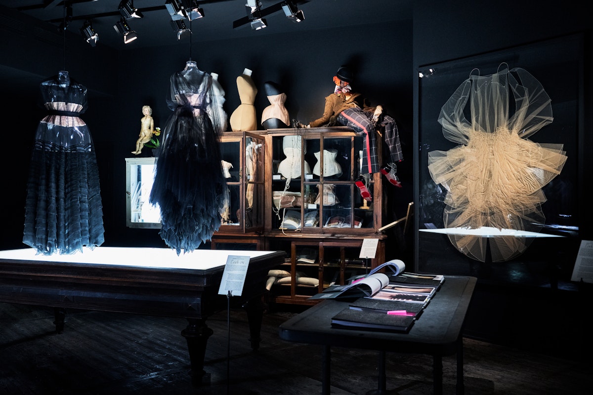 L'EXHIBITION: Maison Margiela's Drama la mostra by John Galliano