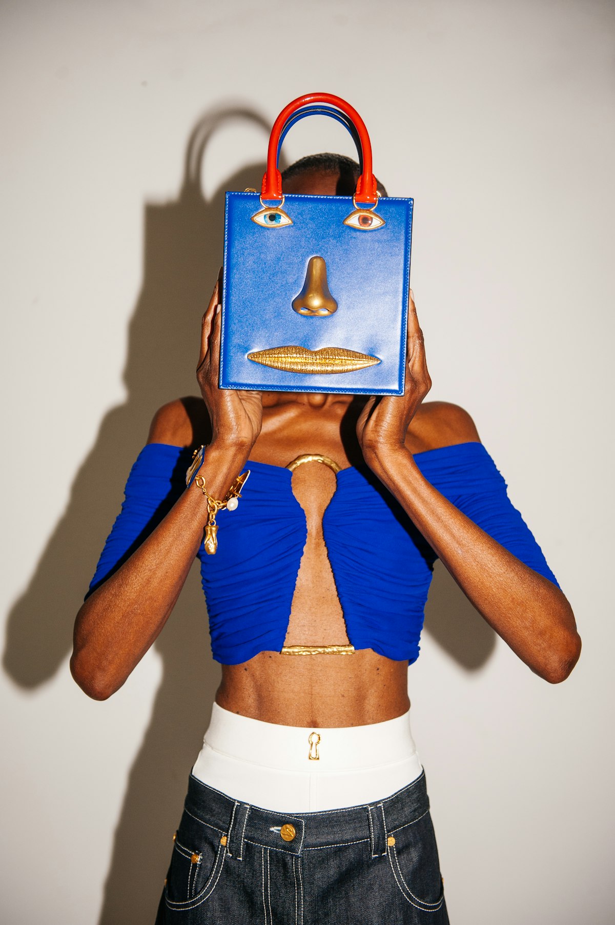 Volti Surreali: la 'Face Bag' di Schiaparelli