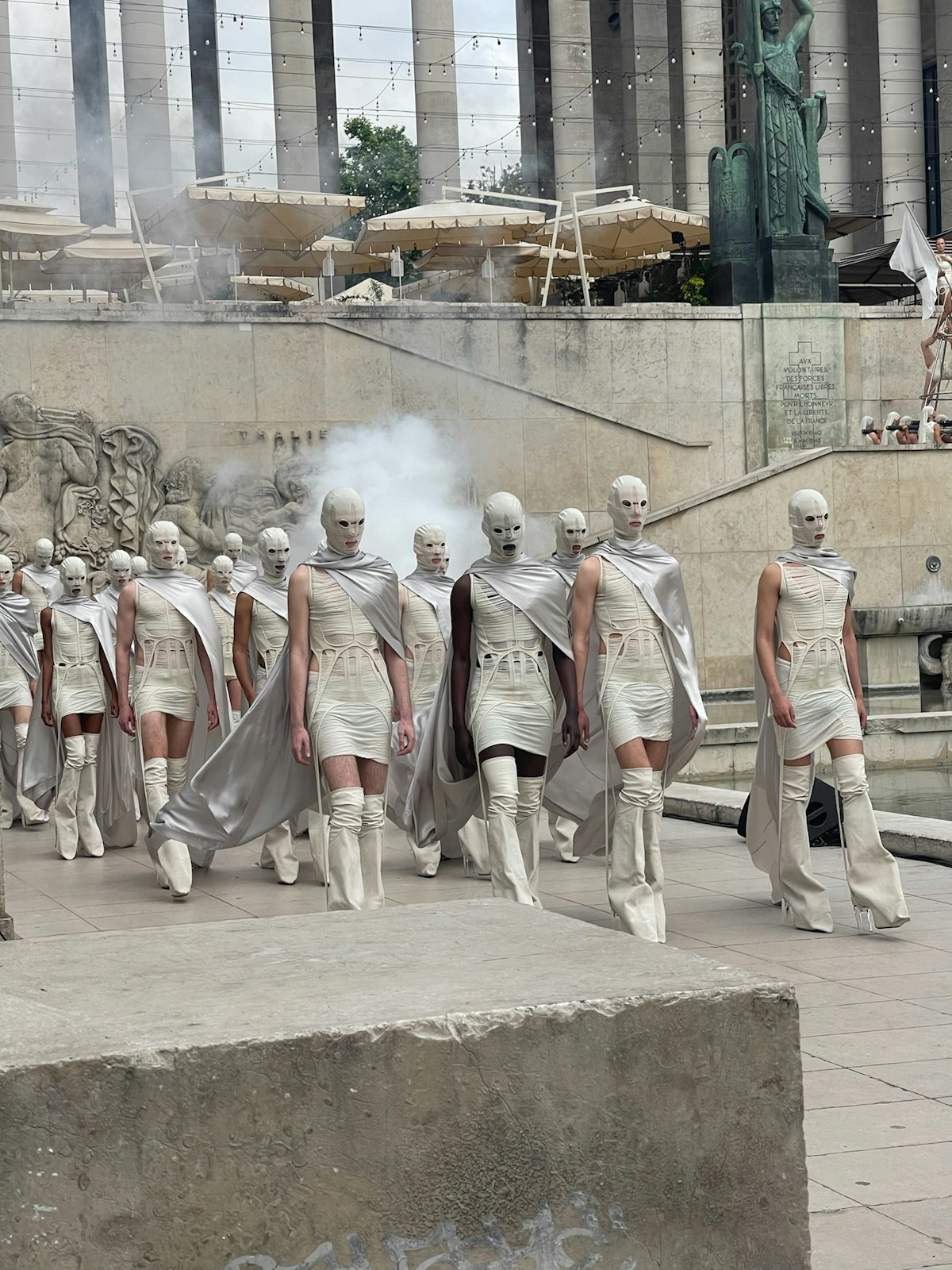 Rick Owens, «Hollywood»: lo show al Palais de Tokyo per la SS25 è tres somptueux