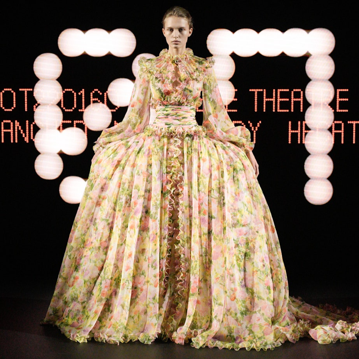 Valentino «Vertigineux», la prima sfilata Haute Couture di Alessandro ...