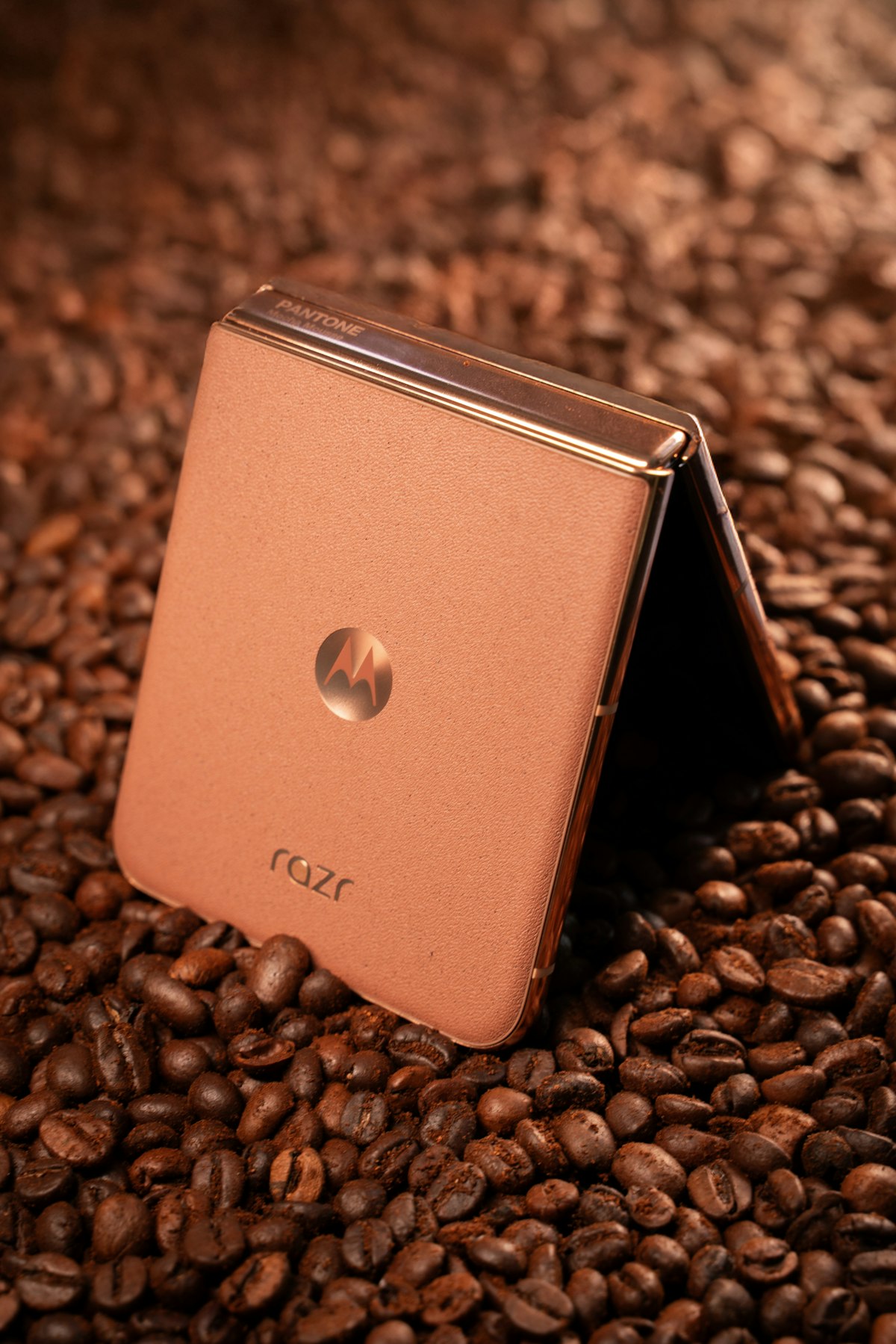 Il nuovo Motorola Razr 50 Ultra: il flip phone in Pantone Mocha Mousse