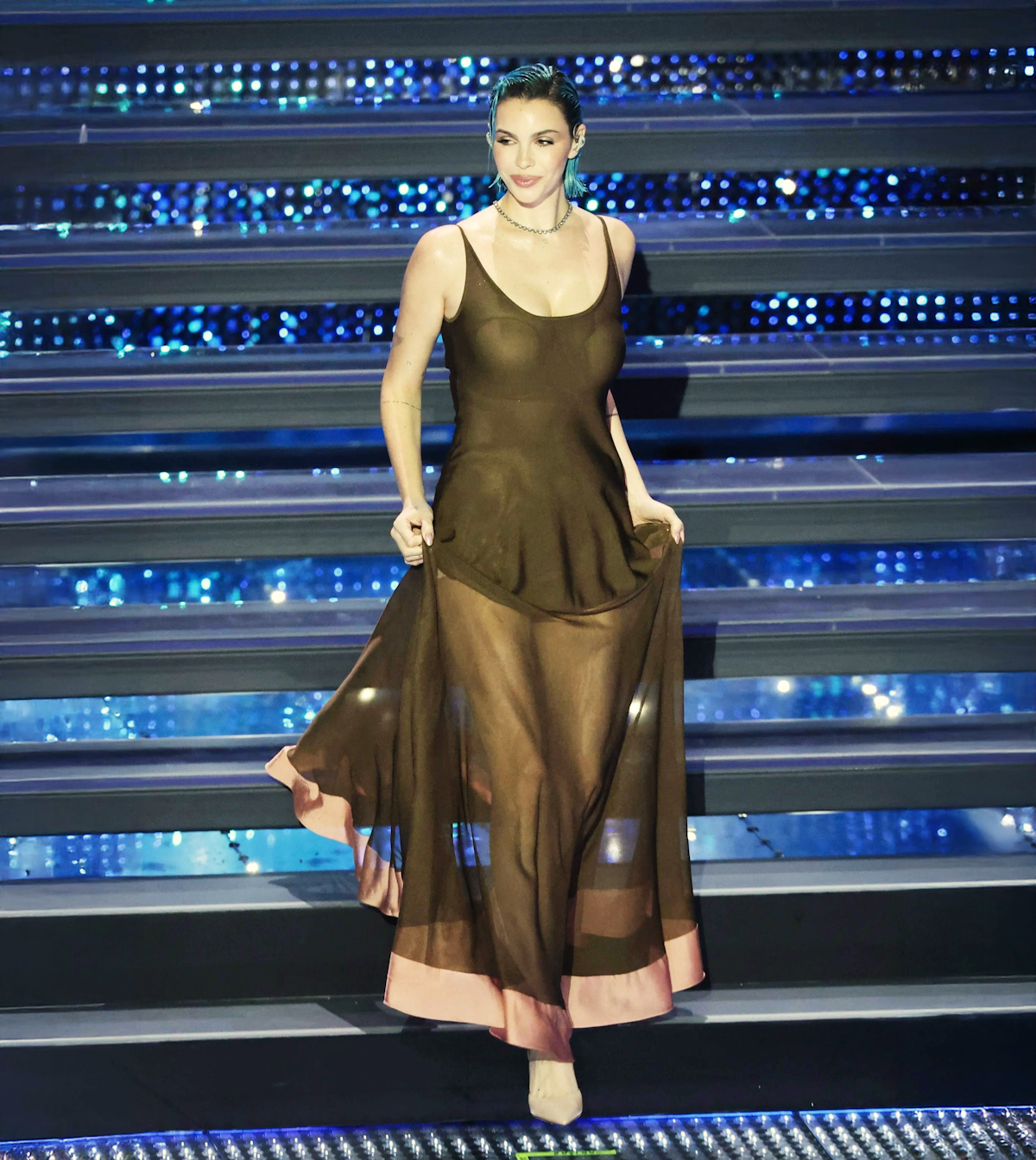 Rose Villain a Sanremo, i look Fendi rosso fuoco e cioccolato e pale ...