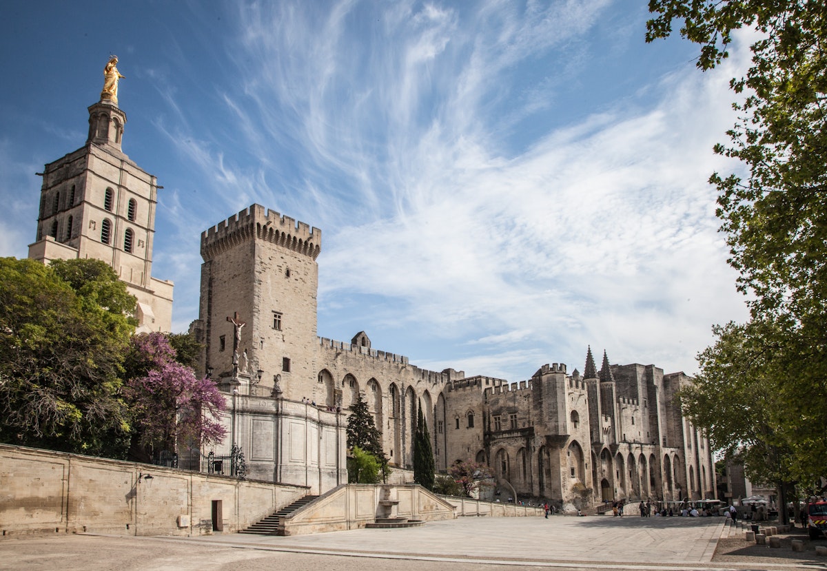 Louis Vuitton Cruise 2026 sfilerà al Palazzo dei Papi di Avignone