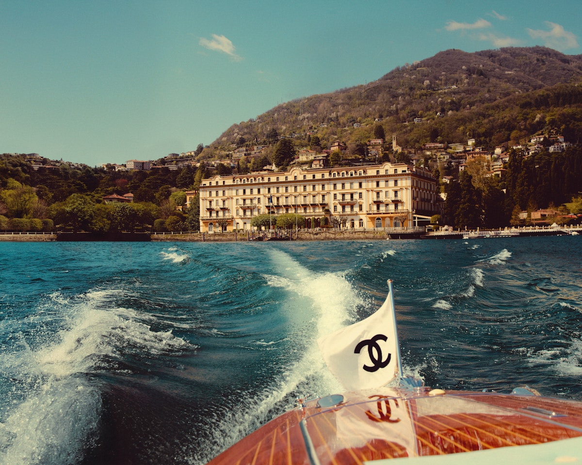Chanel approda al Lago di Como: il video dalla sfilata Cruise 2025-26 a ...