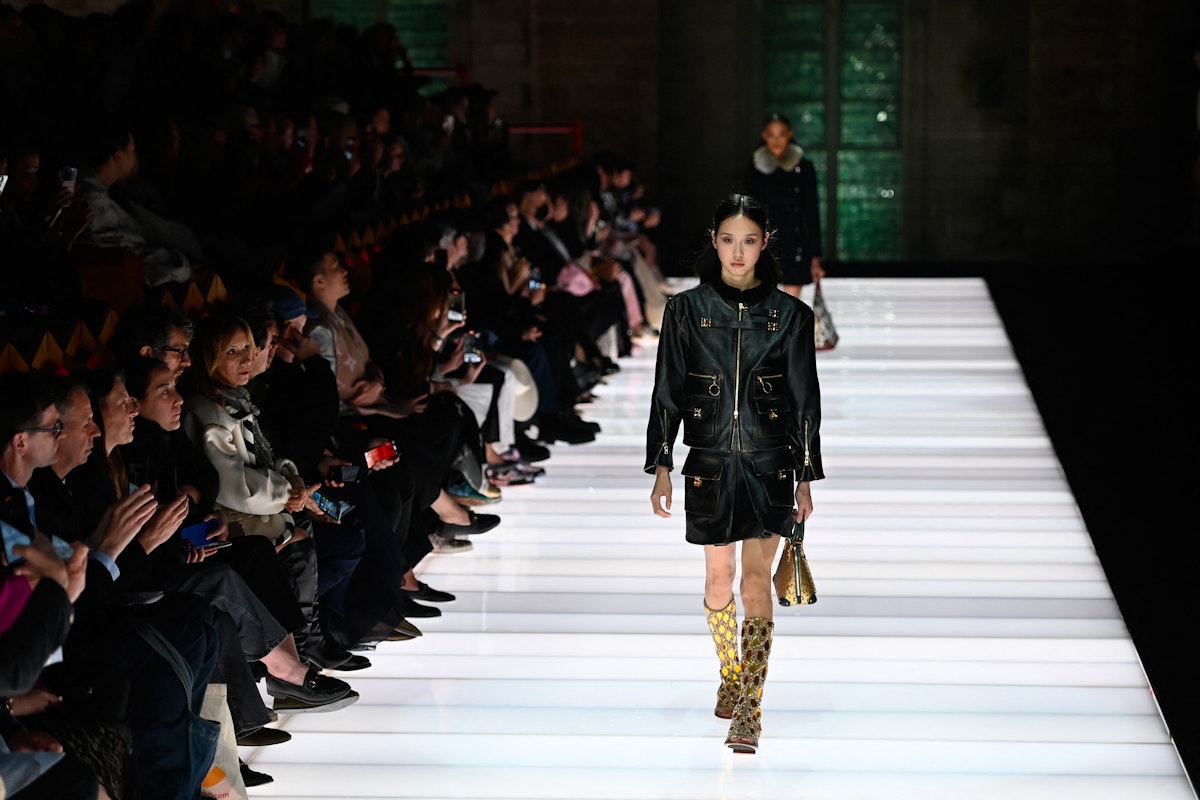 Louis Vuitton Cruise 2026: la sfilata ad Avignone è glam-goth