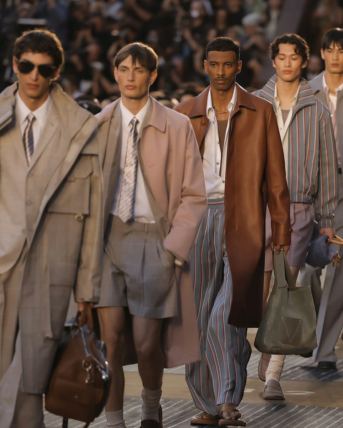 Louis Vuitton uomo primavera estate 2026, il dandy traveler di Pharrell al Centre Pompidou