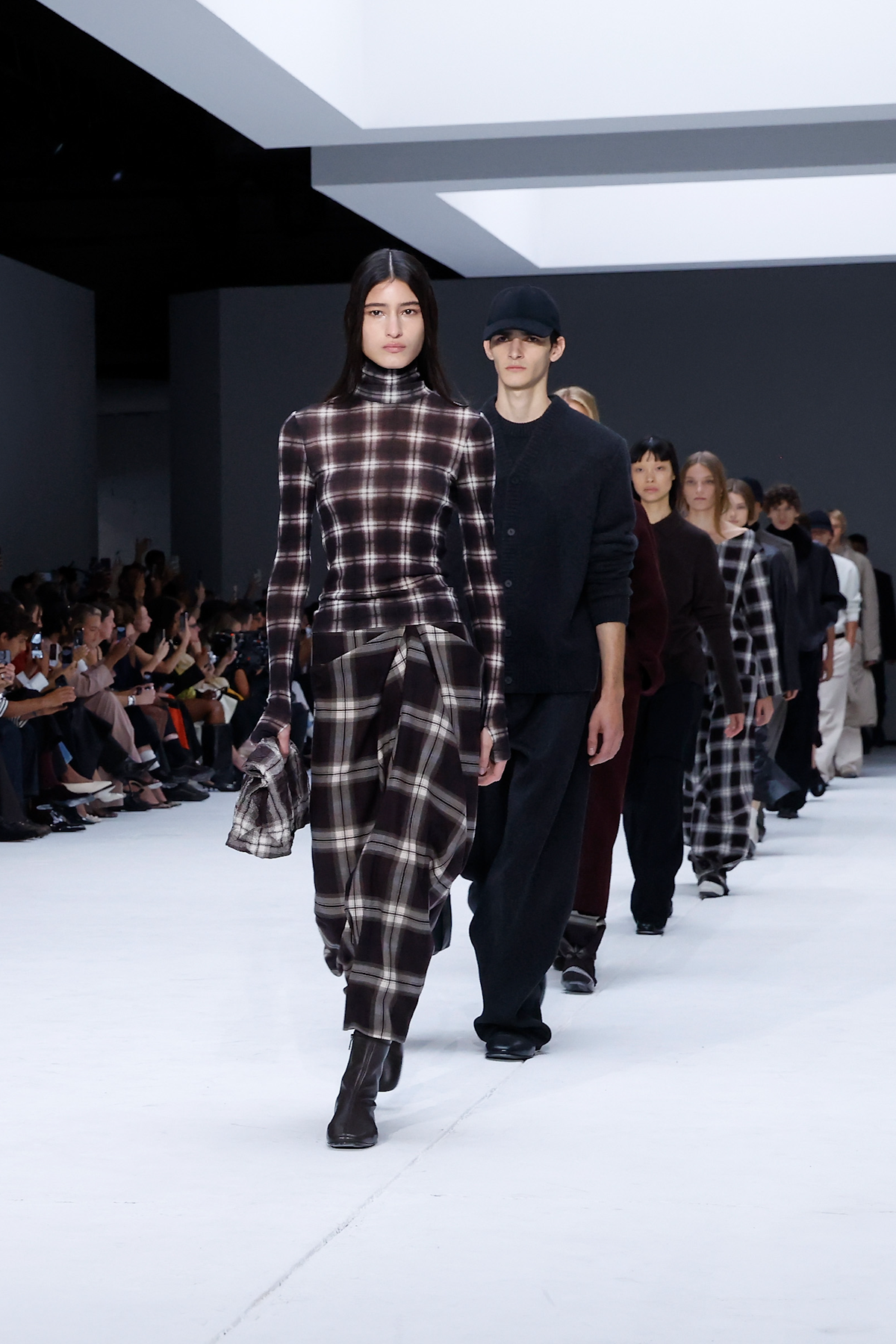 Cos autunno inverno 2025, una collezione minimal tra colori neutri e ...