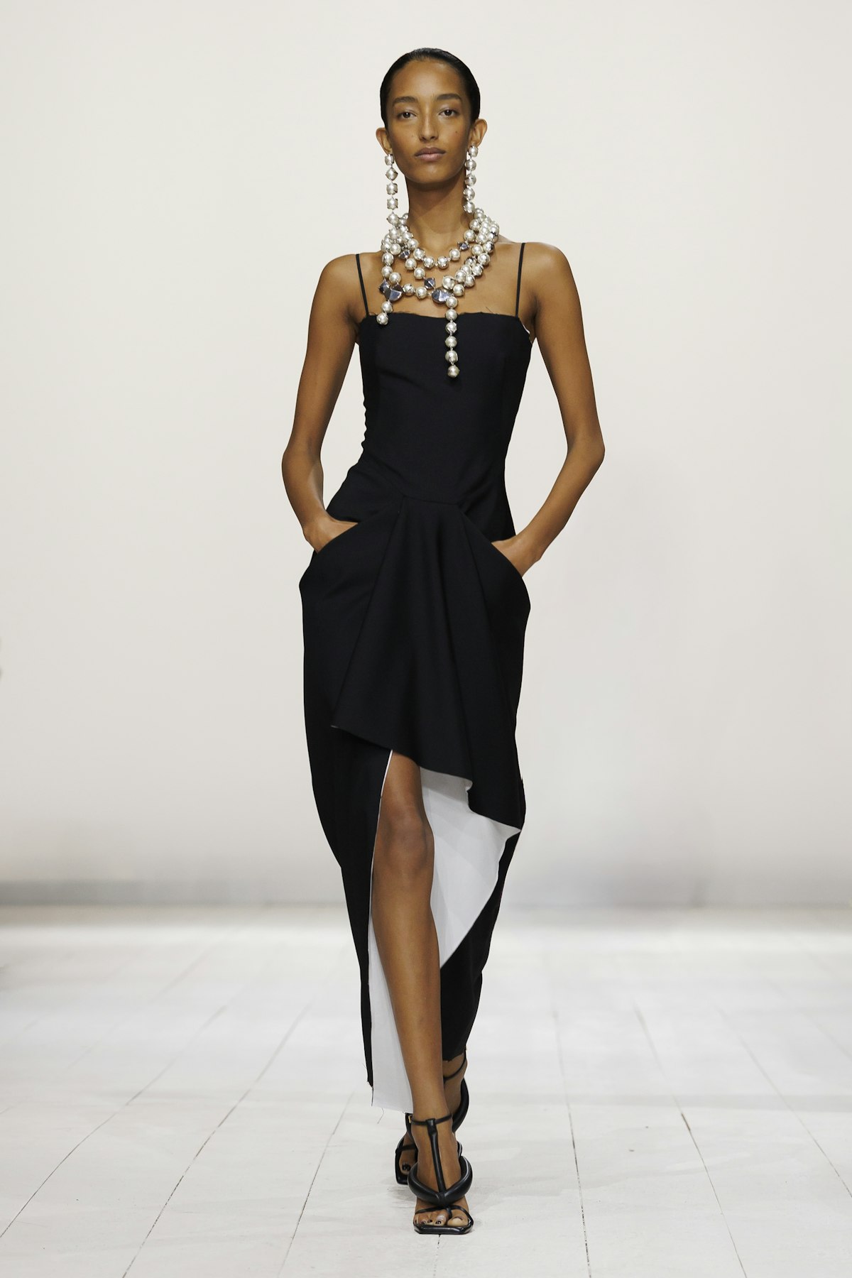 Givenchy, Sarah Burton ridefinisce la femminilità con la primavera ...