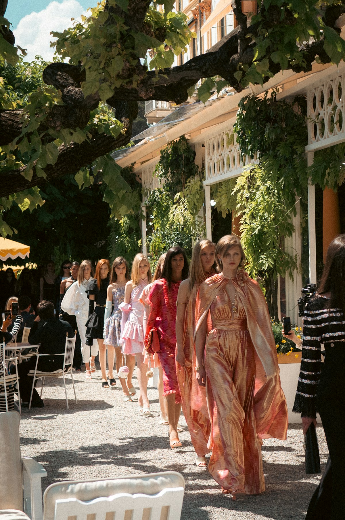 Viaggio in Italia, moda e mito: le collezioni Cruise 2026 di Chanel ...