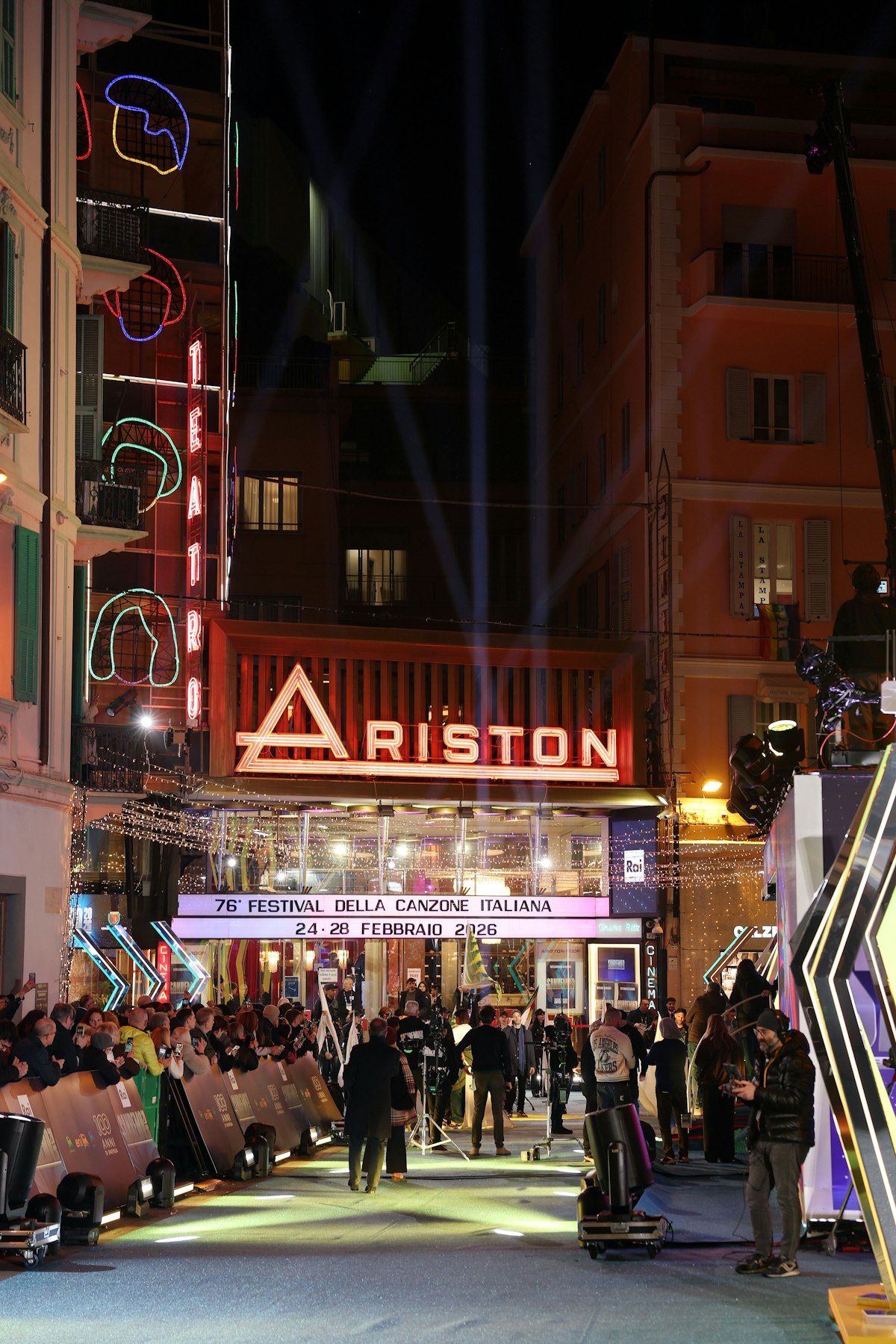 Sul Carpet di Sanremo 2026, i primi look dei cantanti in gara: promossi ...