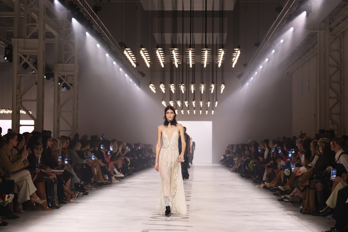 La sfilata debutto di Maria Grazia Chiuri da Fendi riflette sul: «Meno ...