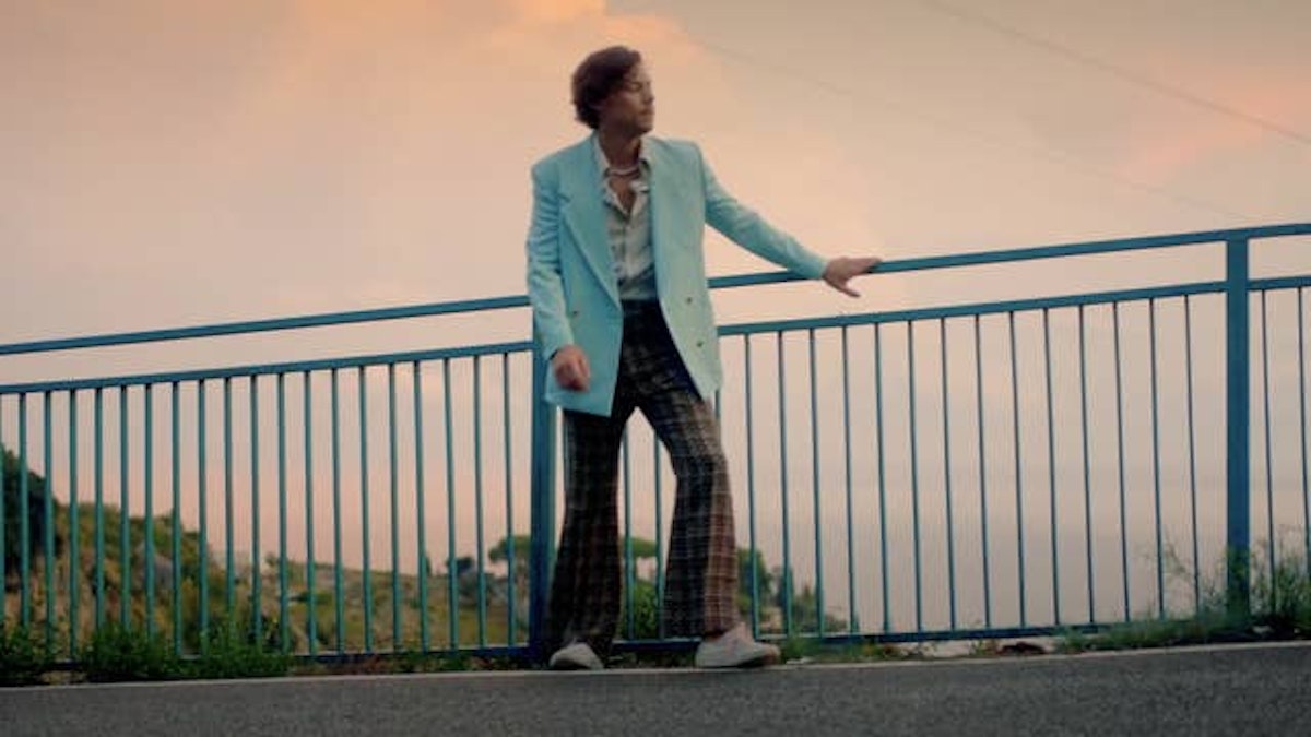 Don't Miss These 6 Harry Styles Fashion Details From New "Golden" Music ...