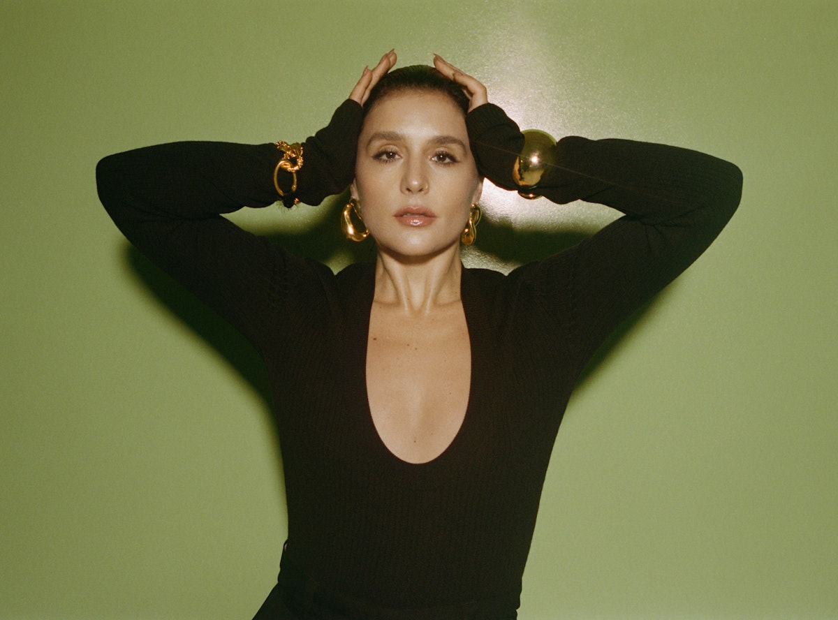 Jessie Ware Talks Music, Life, and Chanel - Jessie Ware Podcast Table ...