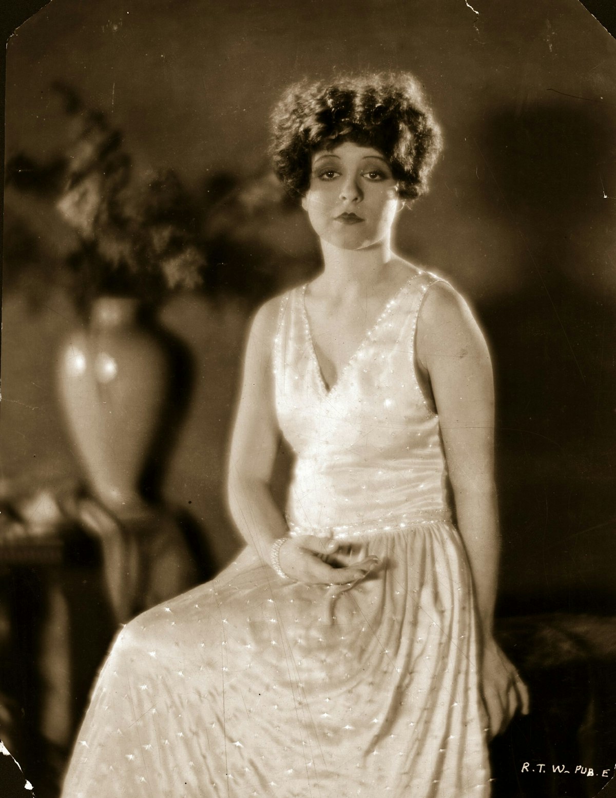 Who is Clara Bow, the Original It Girl Referenced in Taylor Swift's ...