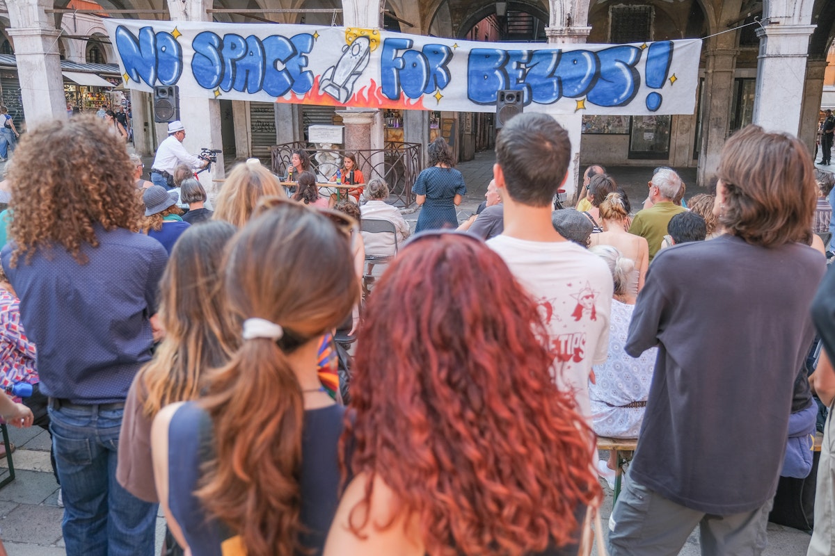 Venice Locals Protest Jeff Bezos’ Upcoming Wedding With Massive Signs ...