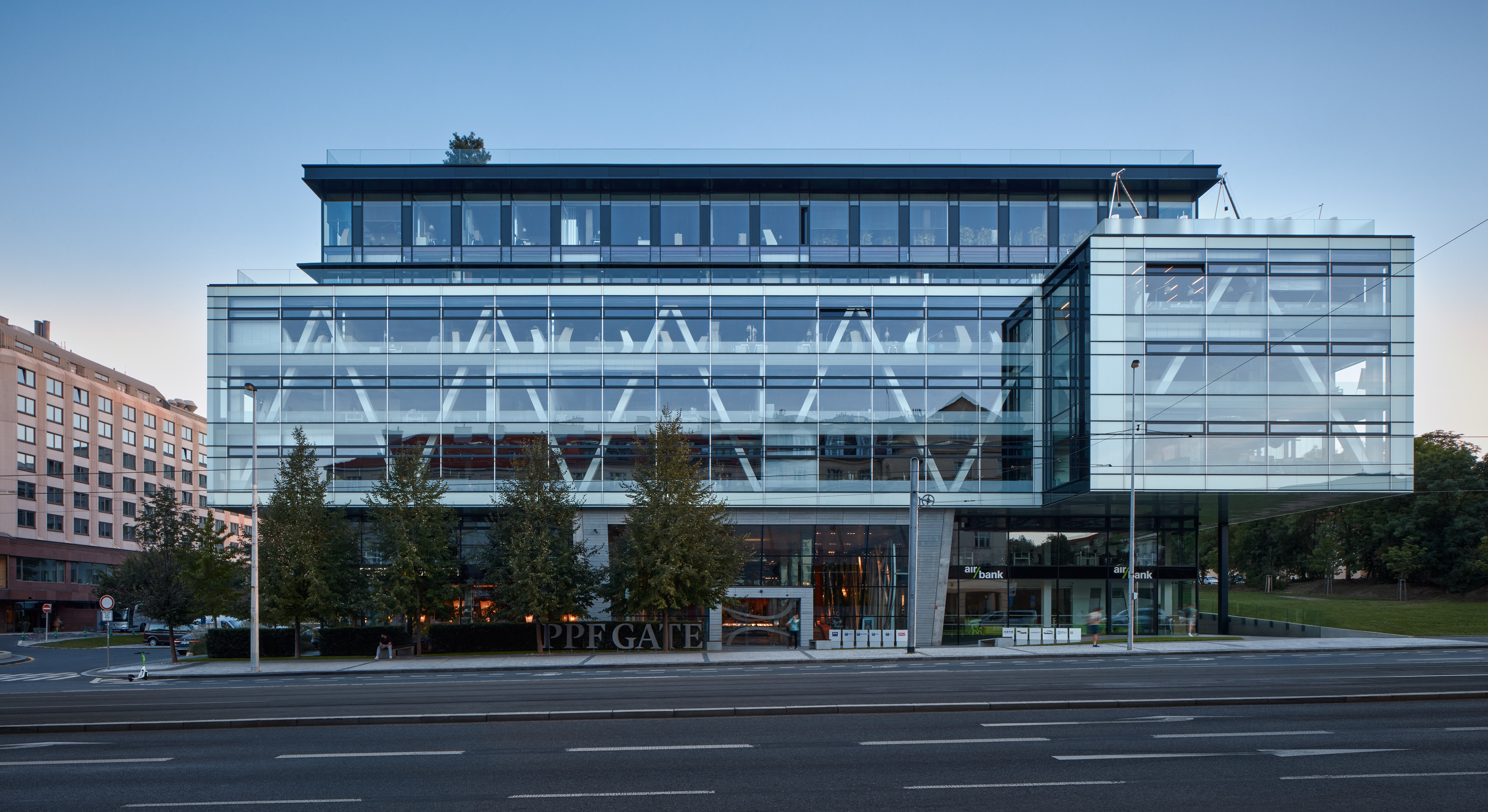 PPF Group | e& PPF Telecom Group agrees 100% acquisition of Serbia ...