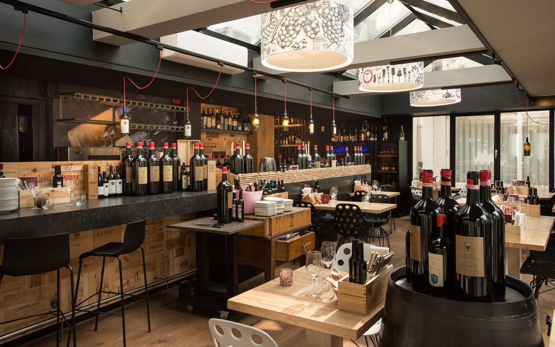 Vino & Friends Winery Restaurant | Kubikoff Diamond Chair Project