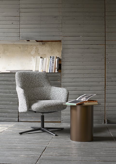 Level - generous and comfortable lounge chair