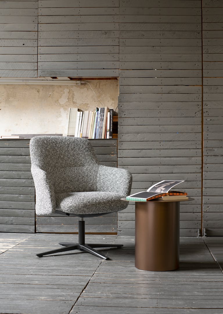Level - generous and comfortable lounge chair