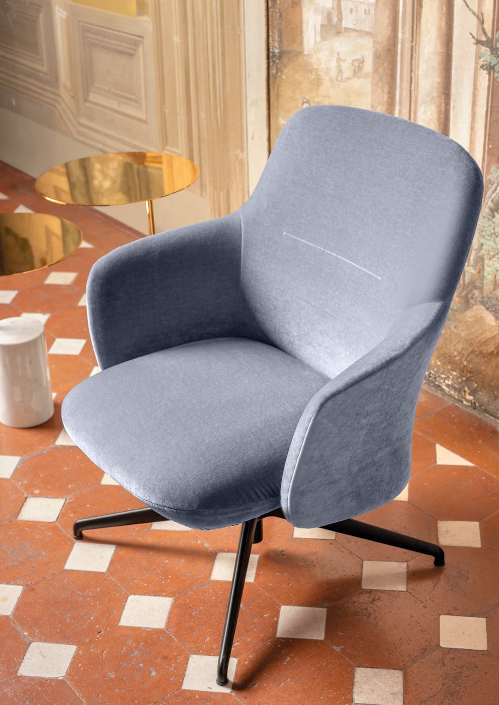 Level - generous and comfortable lounge chair