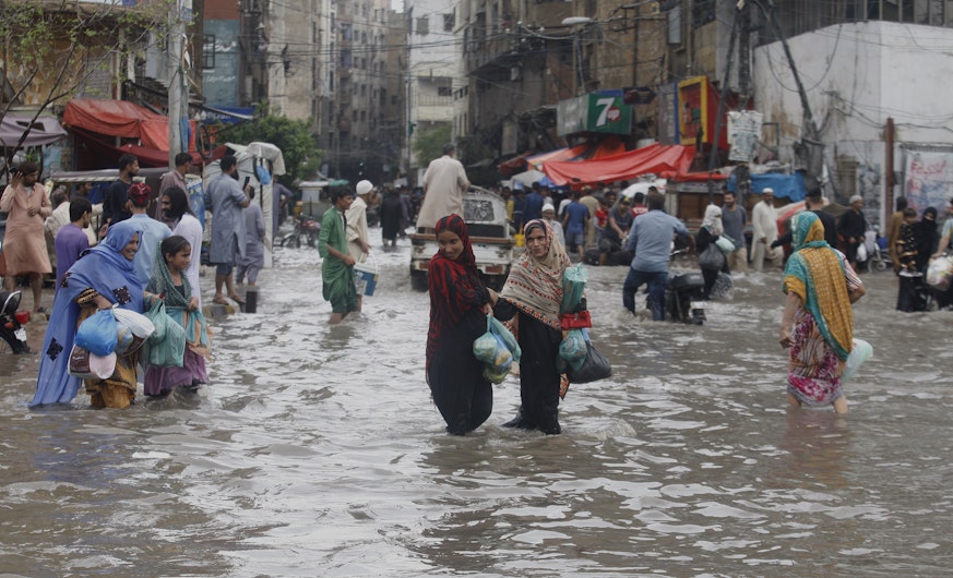 FOTO | Cel mai mare oraş din Pakistan, inundat în urma ploilor musonice