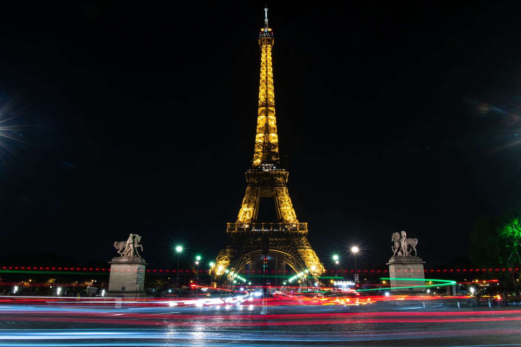Luminile Turnului Eiffel se vor stinge: Parisul se aliniază la noile ...