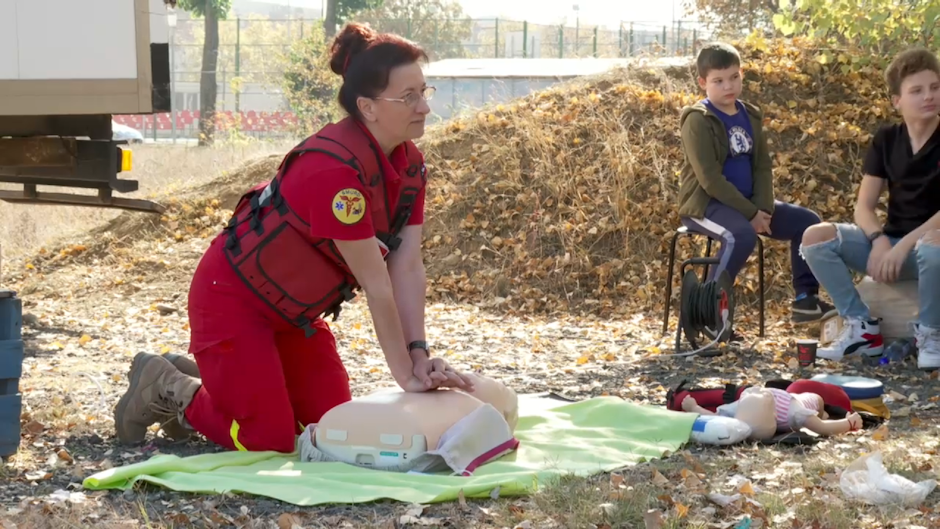 Oamenii dintr-un cartier din București au organizat cursuri de prim ...