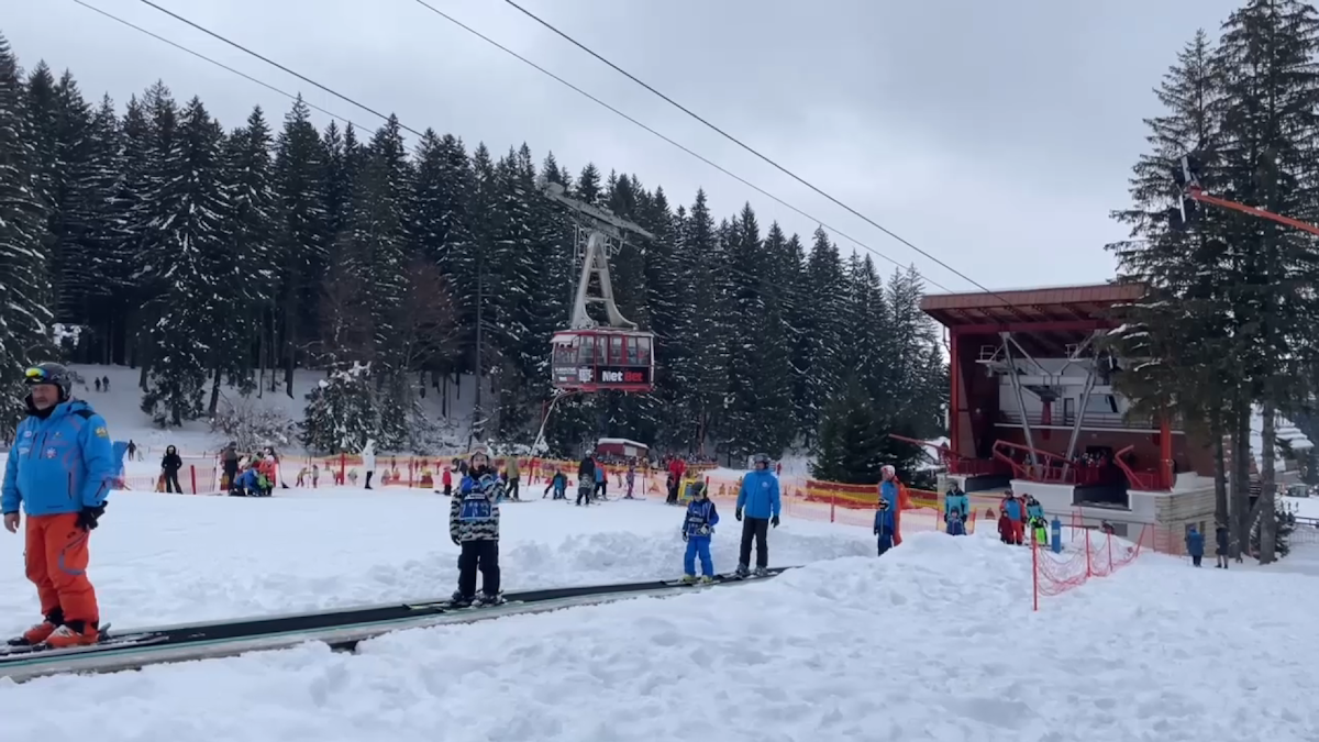 Sezon slab de schi în România. Autoritățile locale speră ca numărul de ...