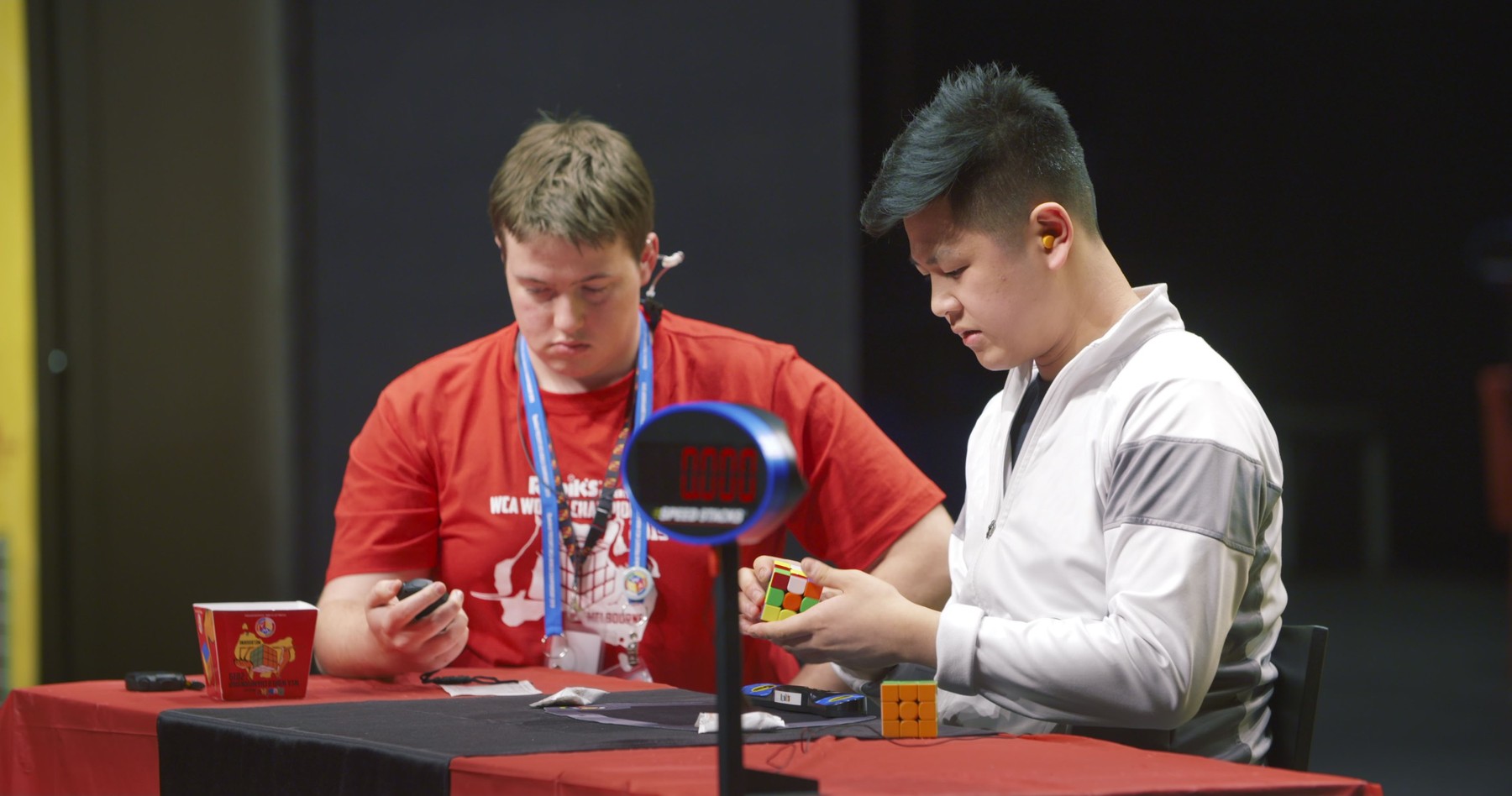 Recordul mondial la cubul Rubik, doborât. Max Park a găsit rezolvarea ...