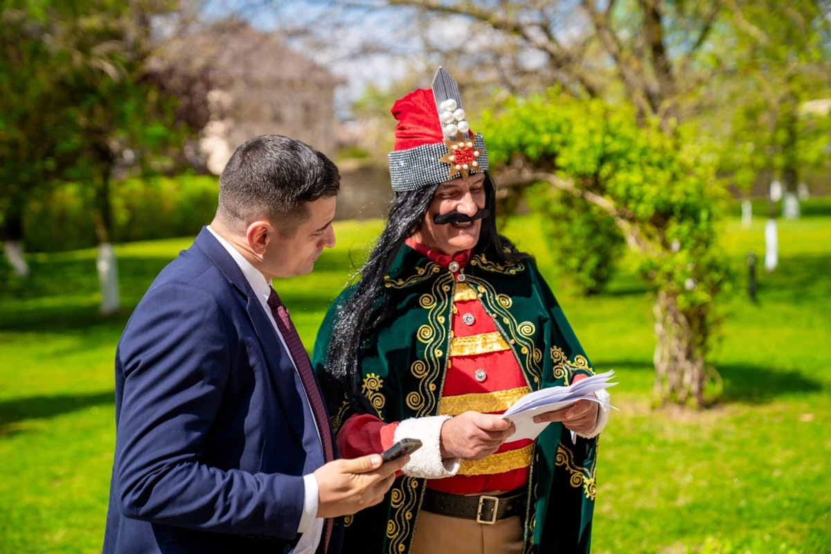 George Simion s-a fotografiat cu Vlad Țepeș. Analist: Și Băsescu își ...