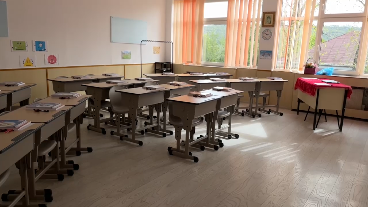 Țipete și amenințări la clasă. Părinții copiilor acuză rele ...