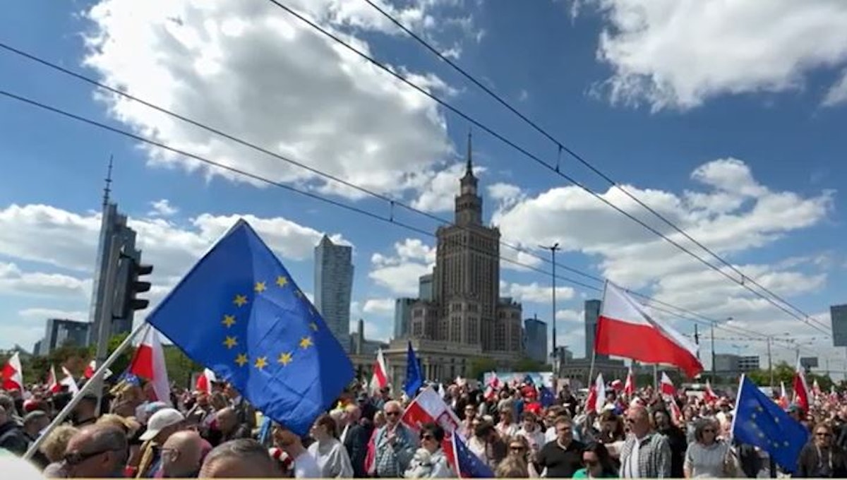 Luptă strânsă la alegerile prezidențiale din Polonia: Mitinguri de ...