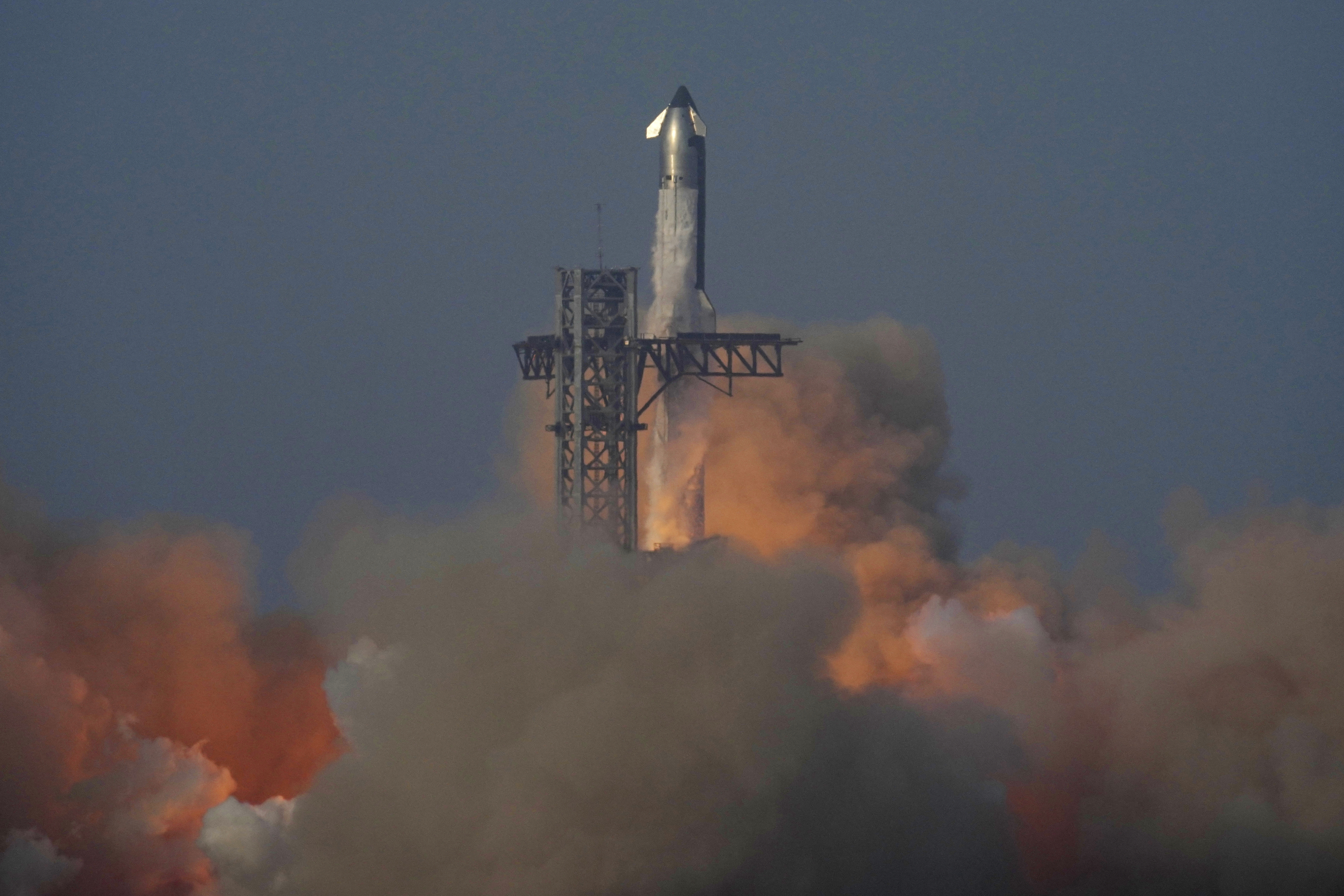 Al nouălea zbor de testare, încă un eșec. SpaceX a pierdut controlul cu ...