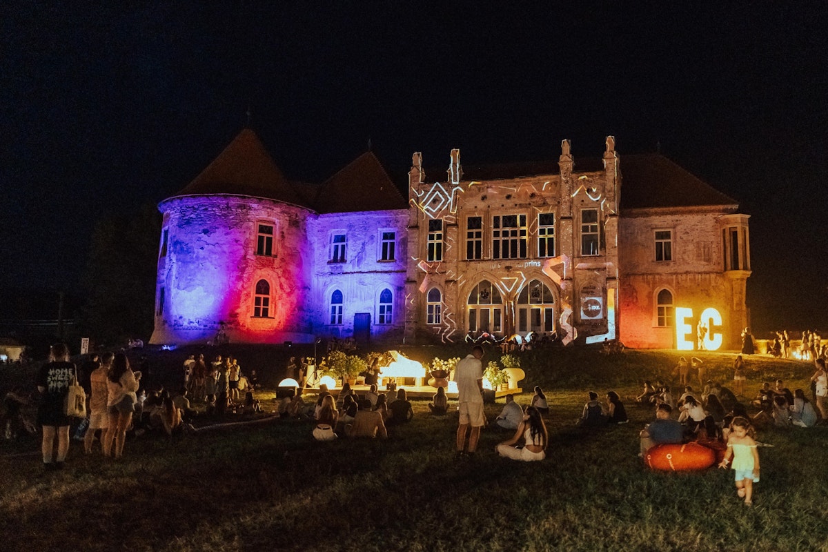 Tot ce trebuie să știi despre Electric Castle 2025: program, transport ...