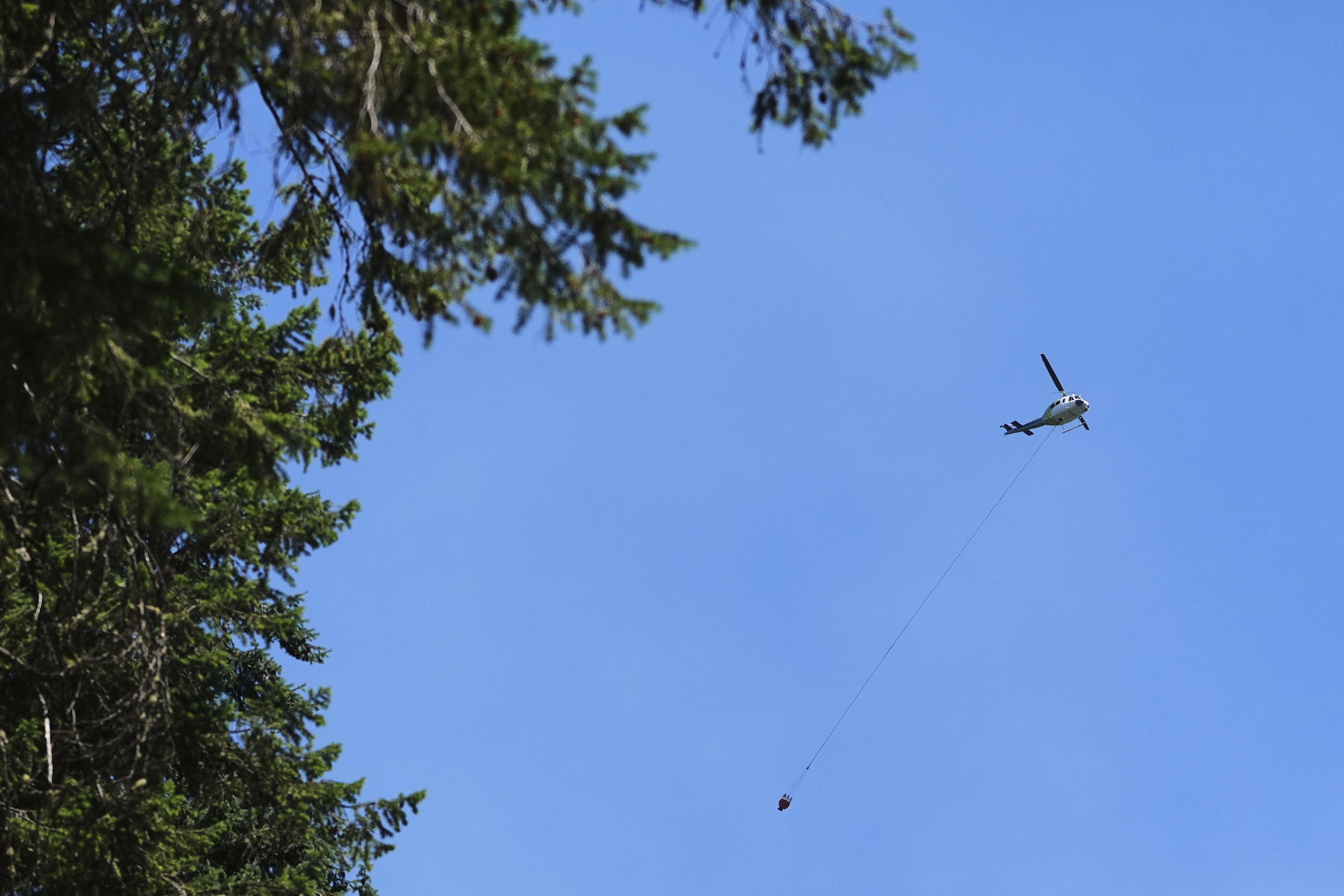 Un elicopter de pompieri a căzut în Mare în timp ce participa la ...