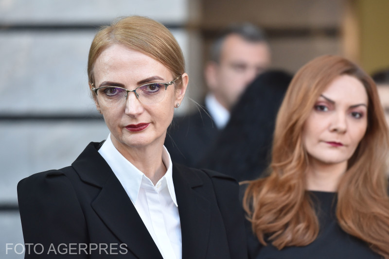 Protest în fața Înaltei Curți. Revocarea Liei Savonea, cerută în stradă