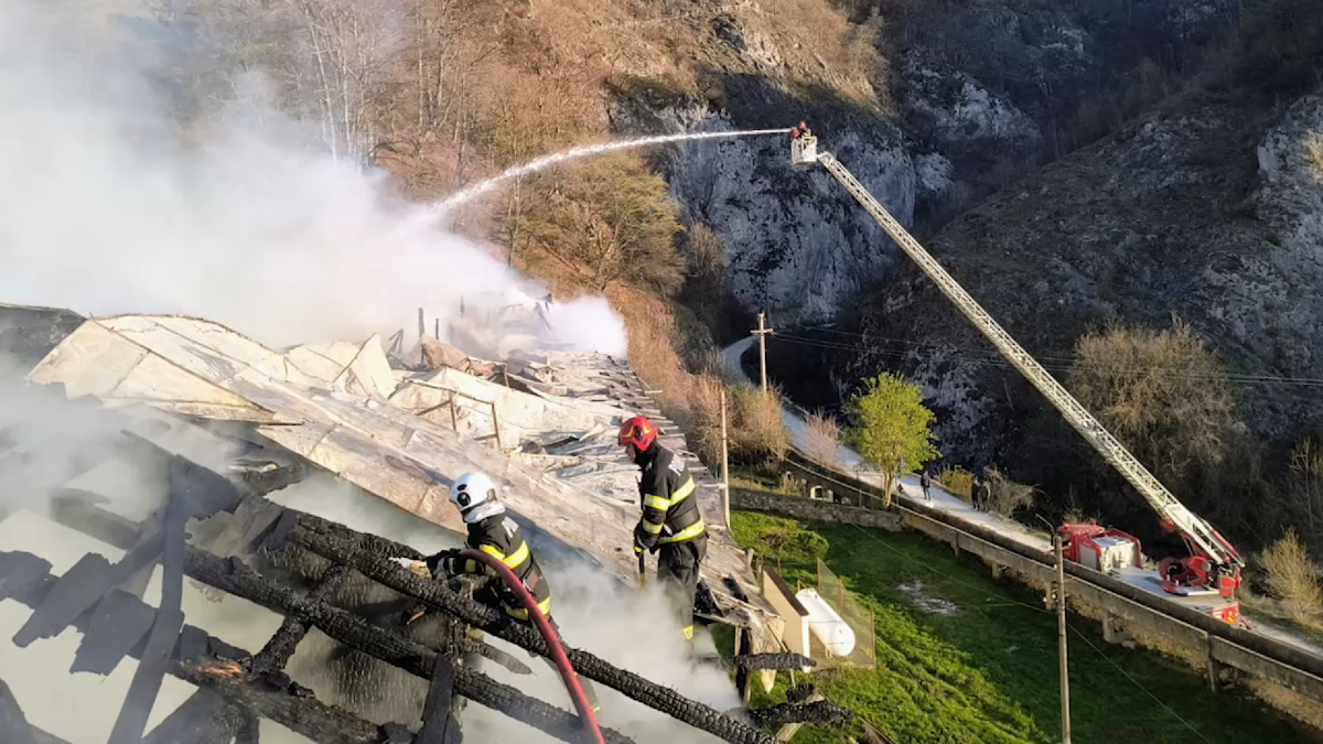 UPDATE Incendiu puternic la Mănăstirea Bistrița din Vâlcea. O femeie ...