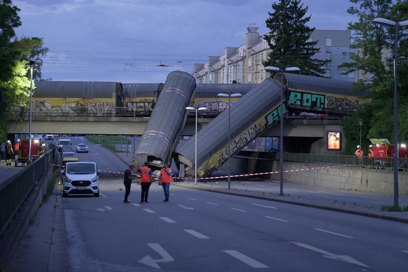 Accident feroviar în Munchen. Două vagoane au căzut de pe un pod